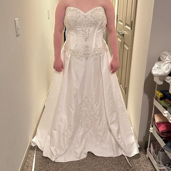 David's Bridal | Dresses | Strapless Basquewaist Chapel Train Wedding ...